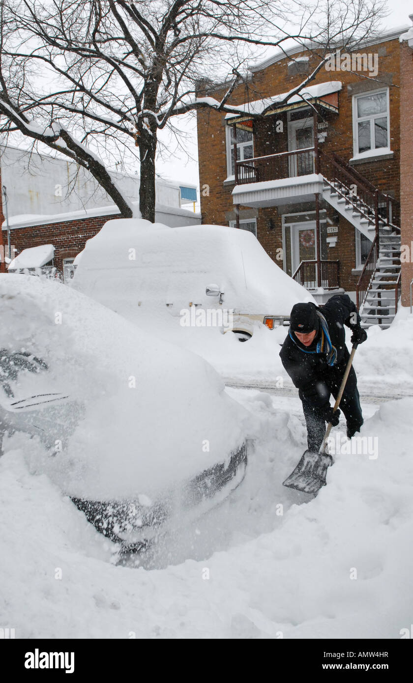 Shoveling snow canada hi-res stock photography and images - Alamy