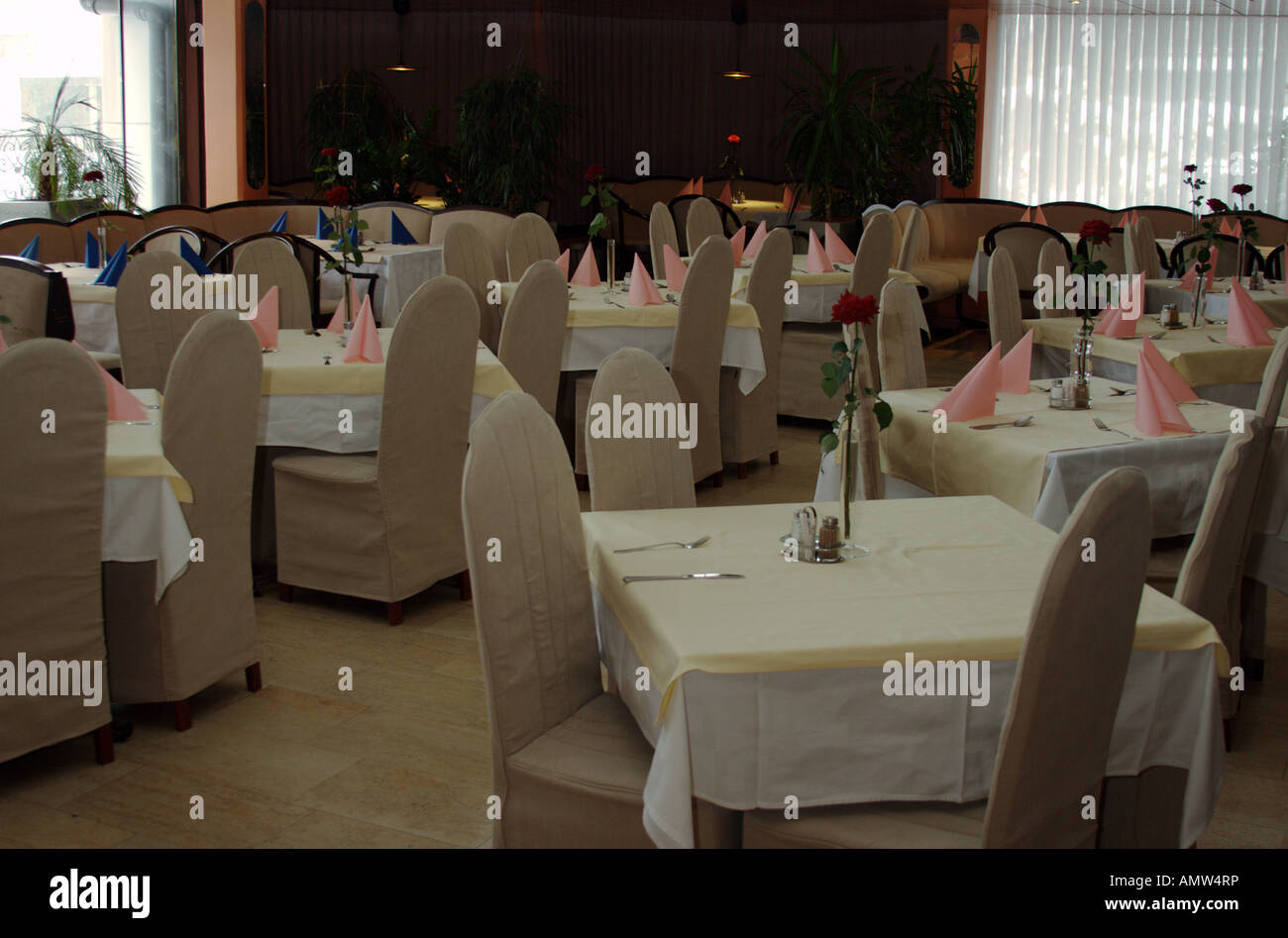 Restaurant table ready for a dinner Stock Photo - Alamy