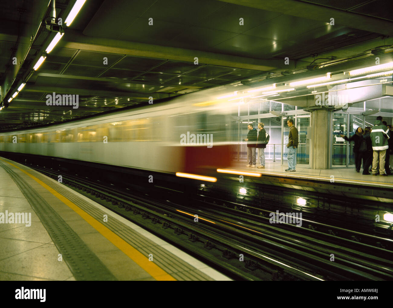 How to ride the london underground hi-res stock photography and images ...