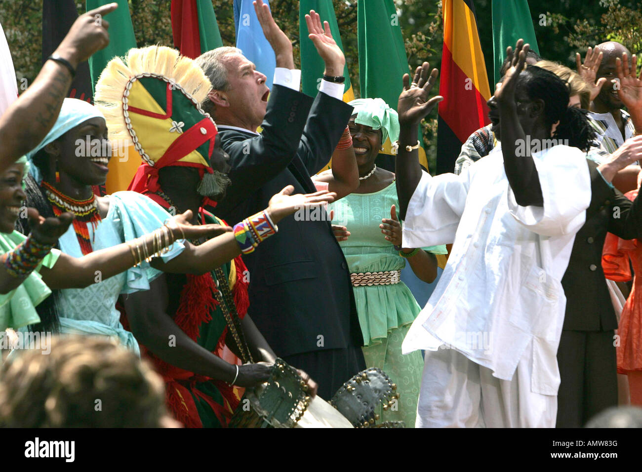President and Mrs. George W Bush dance with the Kankouran West African ...