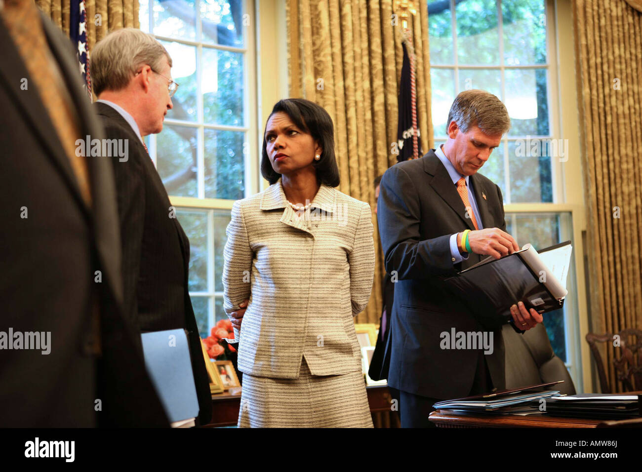 Condoleezza Rice confers with Stephen J Hadley and Tony Snow, White ...