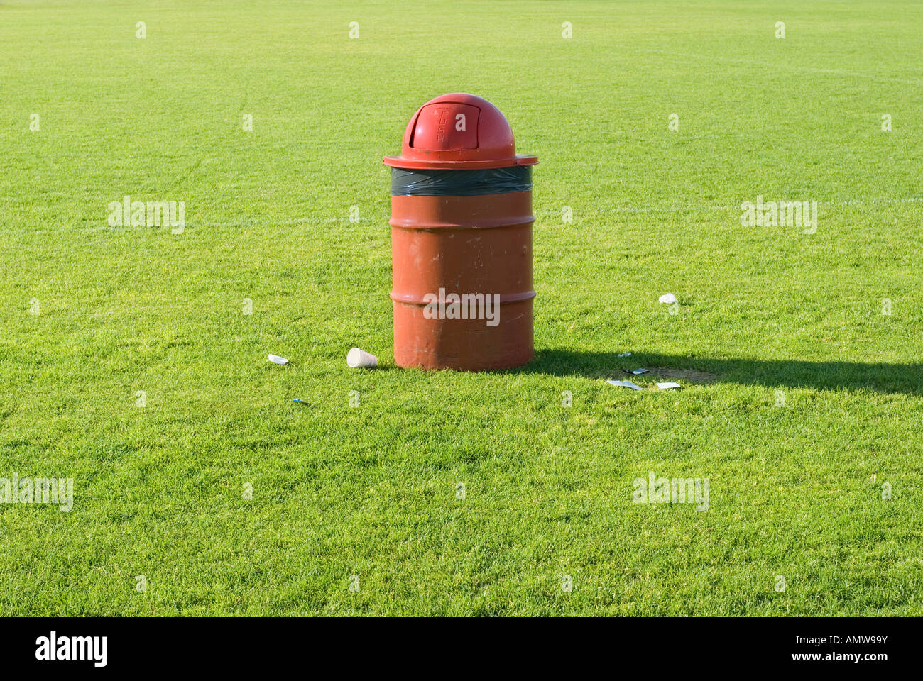 Garbage littered area hi-res stock photography and images - Alamy
