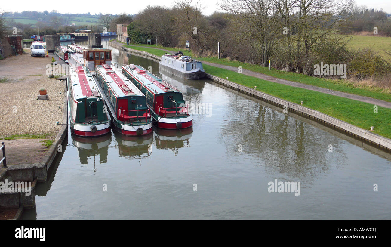 Boats abreast hi-res stock photography and images - Alamy
