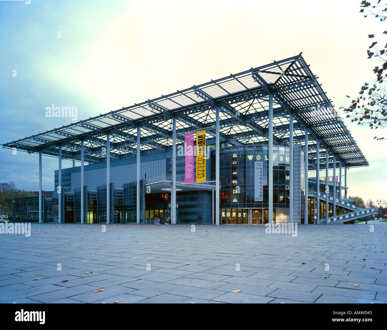 Museum of Arts, Wolfsburg, 1989 - 1994. Overall exterior. Architect ...
