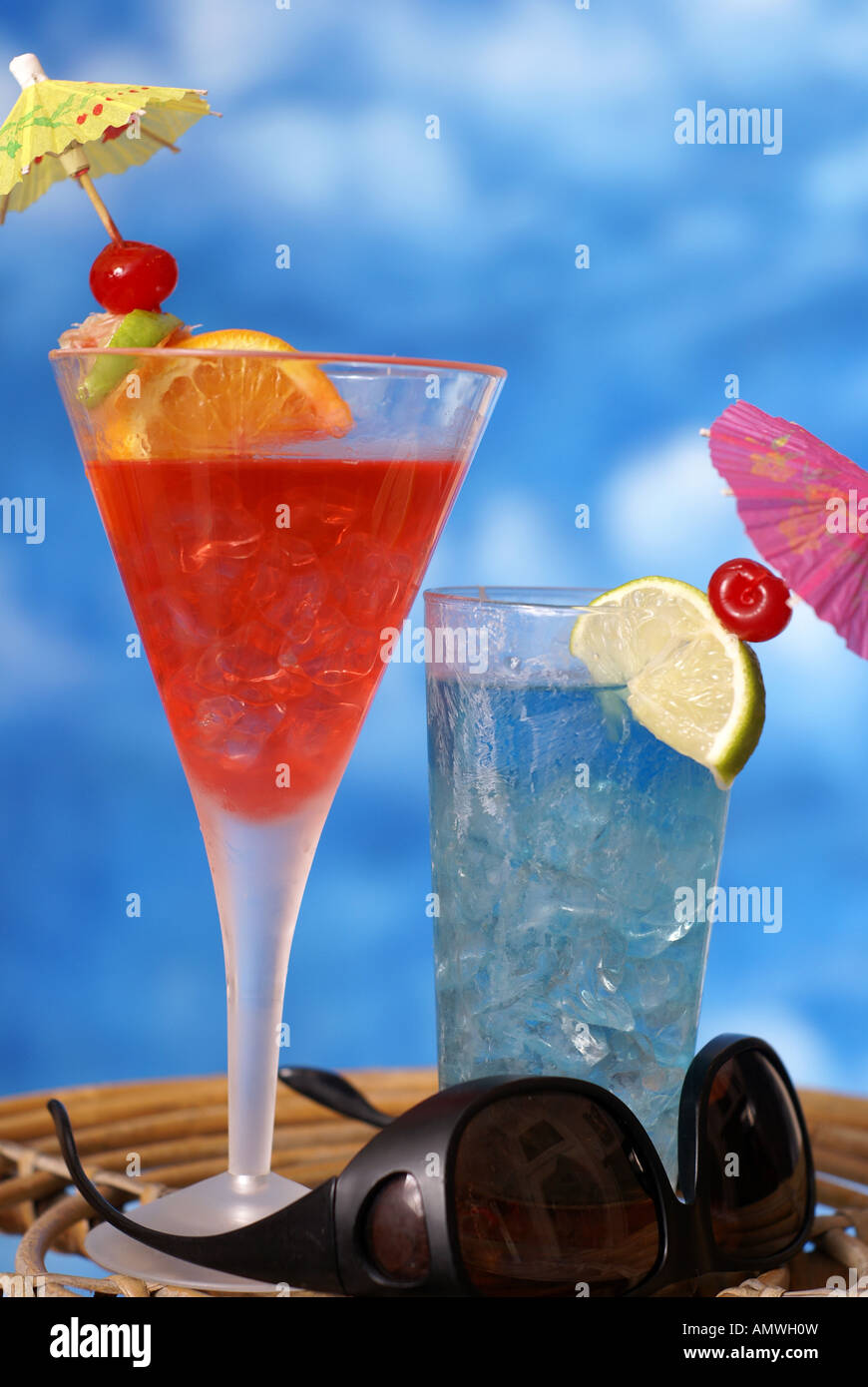 Ice for cooling drinks hi-res stock photography and images - Alamy