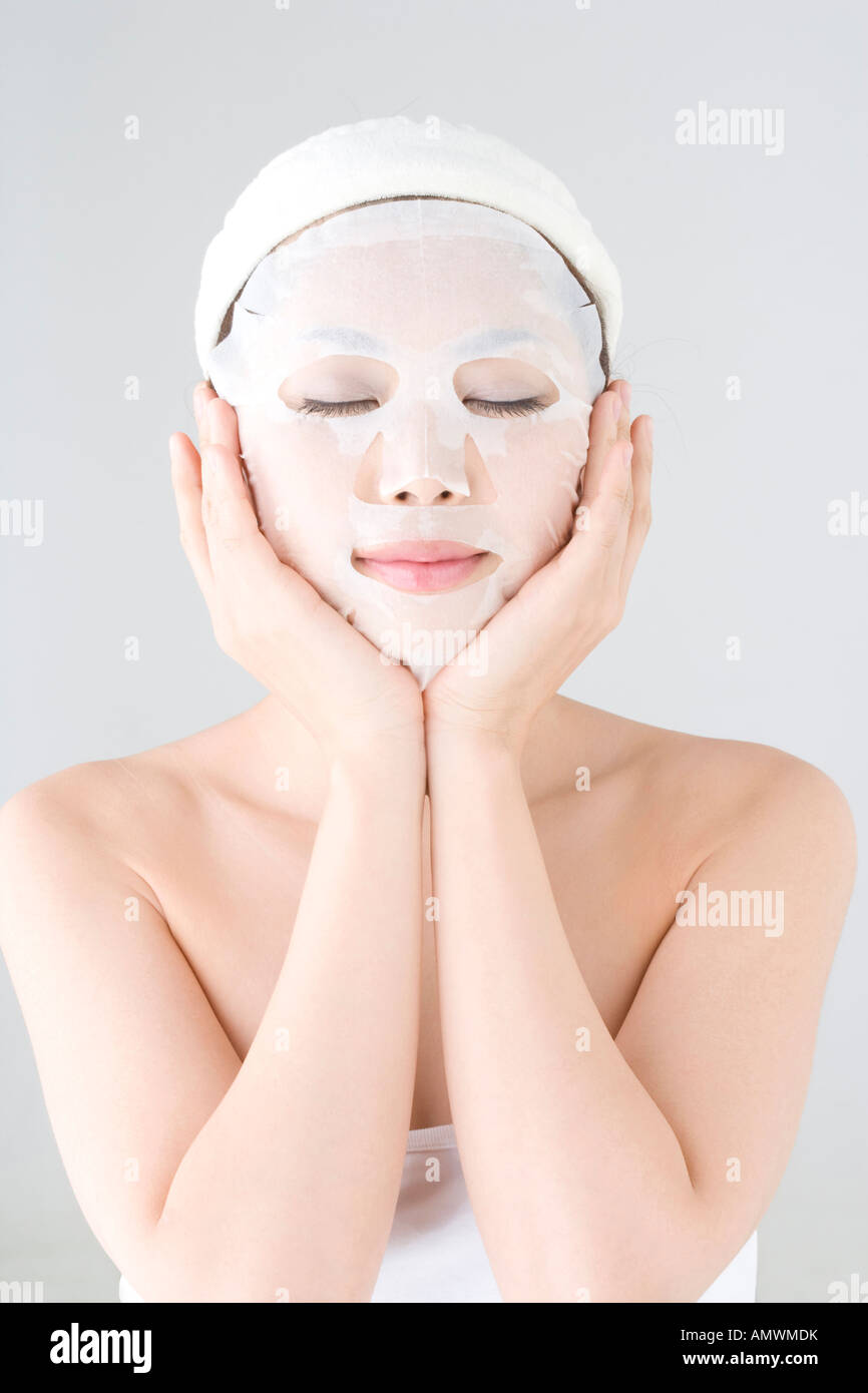 Woman who does skin care Stock Photo - Alamy