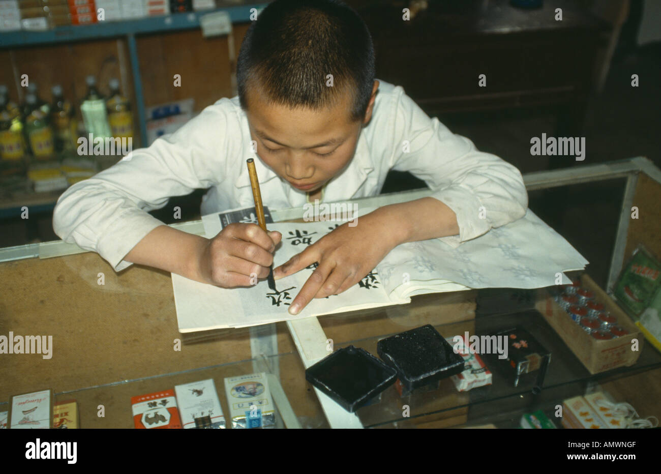 China boy writing hi-res stock photography and images - Alamy