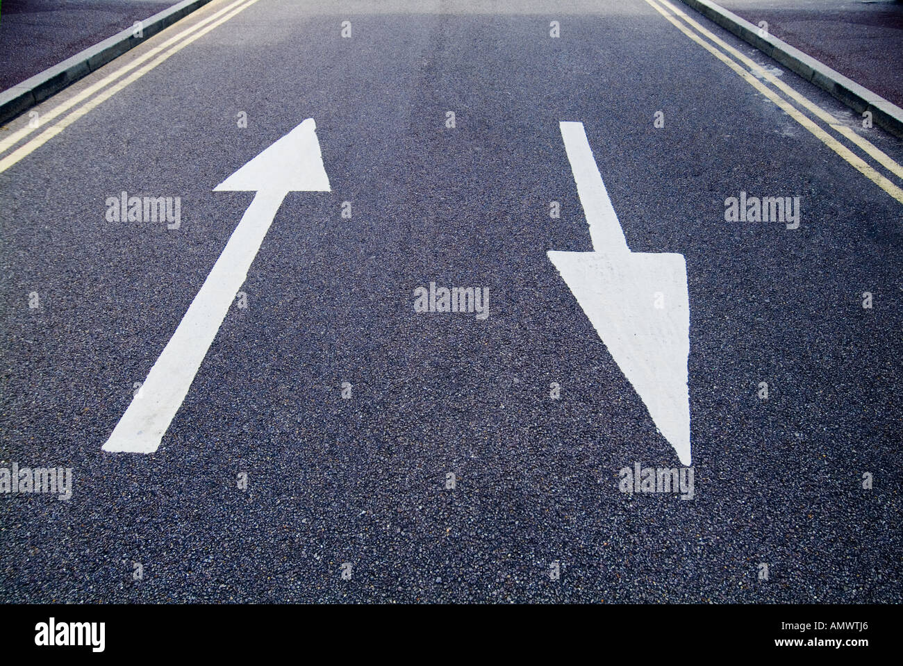 Opposite arrows directions hi-res stock photography and images - Alamy