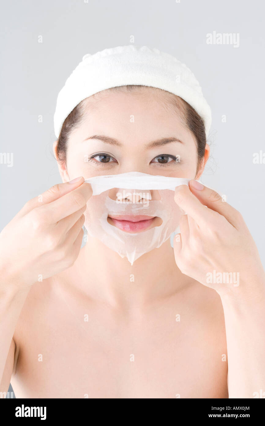 Woman who does skin care Stock Photo - Alamy
