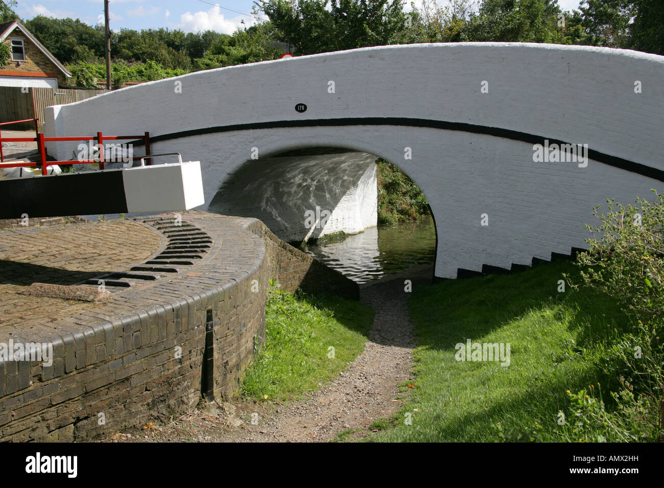 Bridge 176 at Springwell Lock on the Grand Union Canal, Hertfordshire ...
