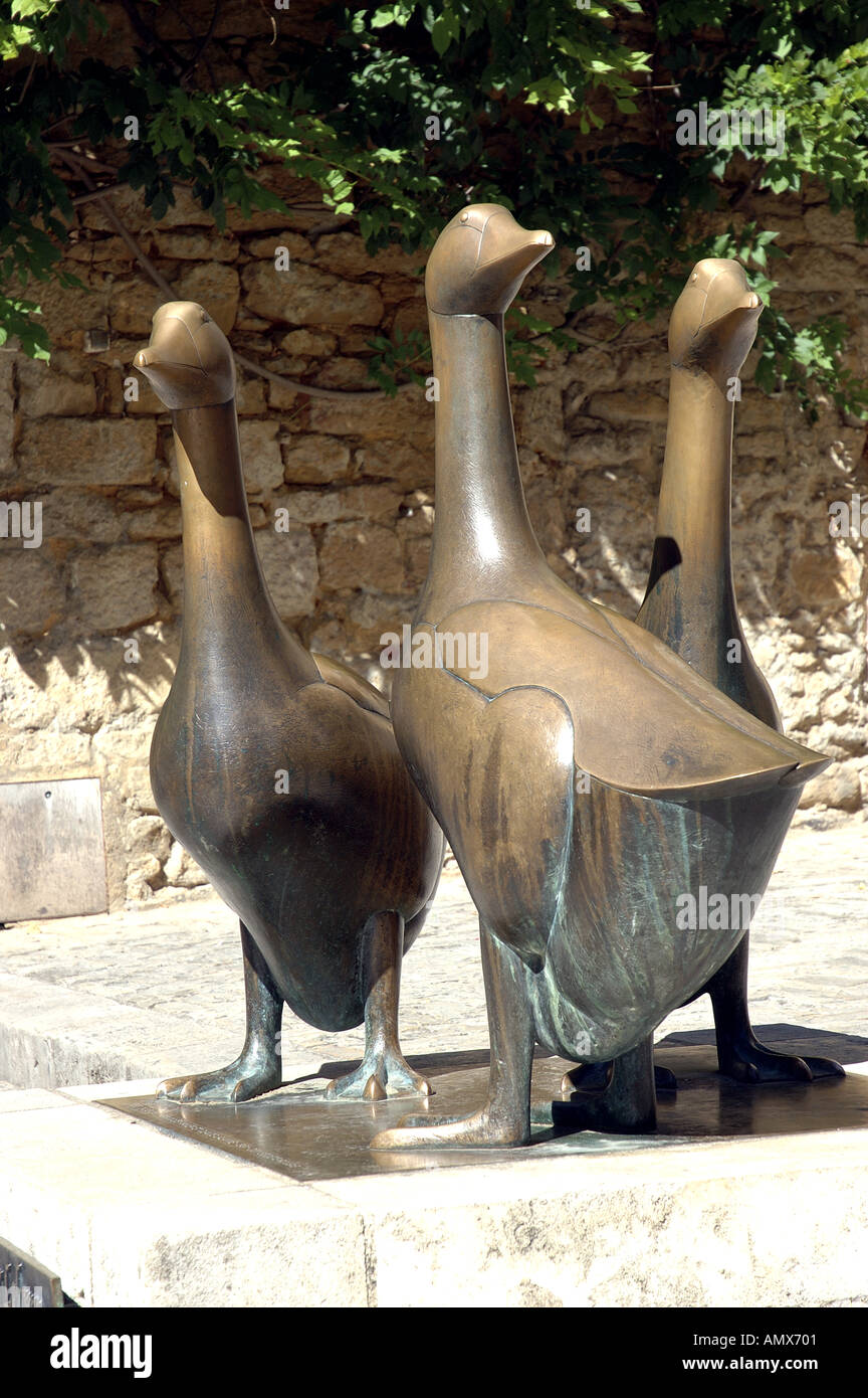 Geese statues hi-res stock photography and images - Alamy