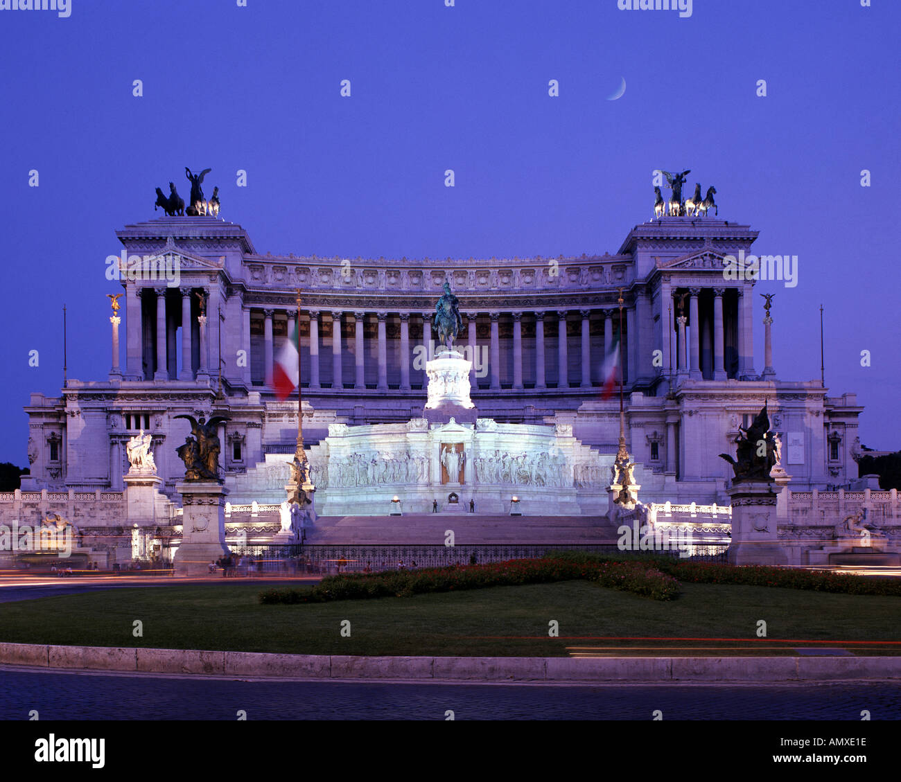 Statue rom vittorio emanuele hi-res stock photography and images - Alamy