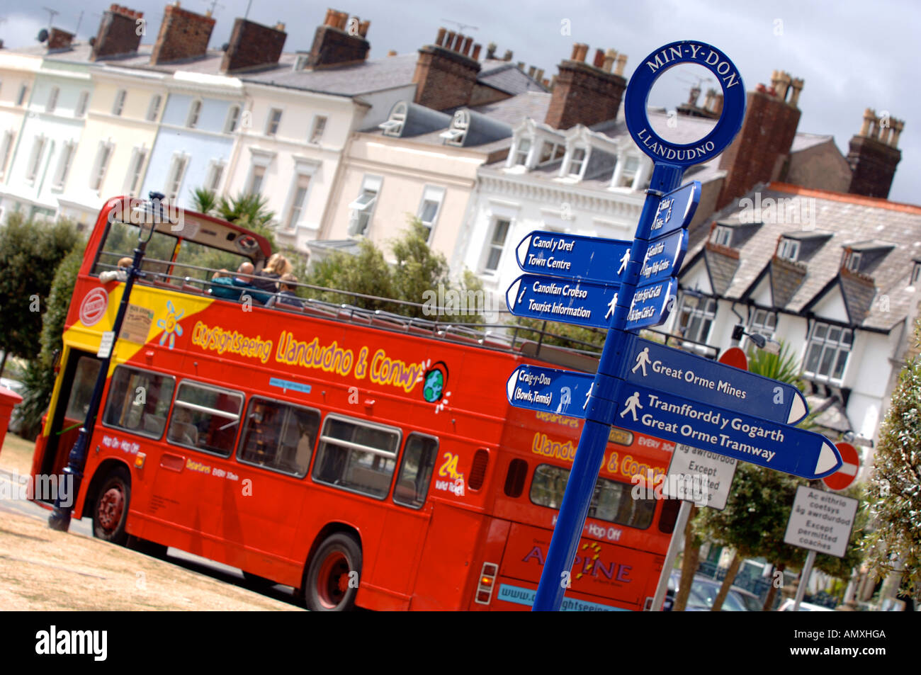 Llandudno sightseeing bus hi-res stock photography and images - Alamy