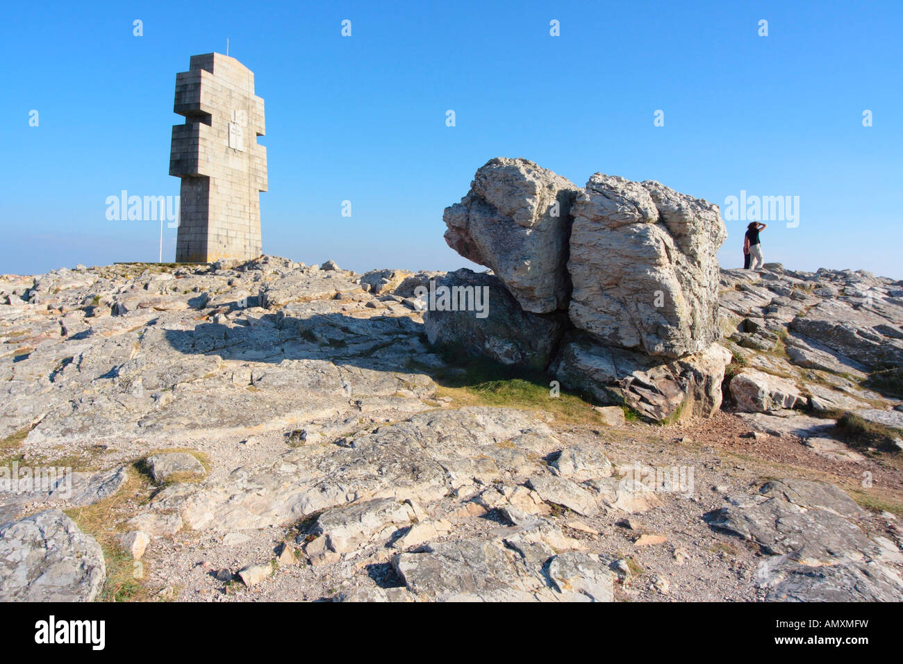 Tourists at coast, Presqu'ile de Crozon, Finistere, Brittany, France ...