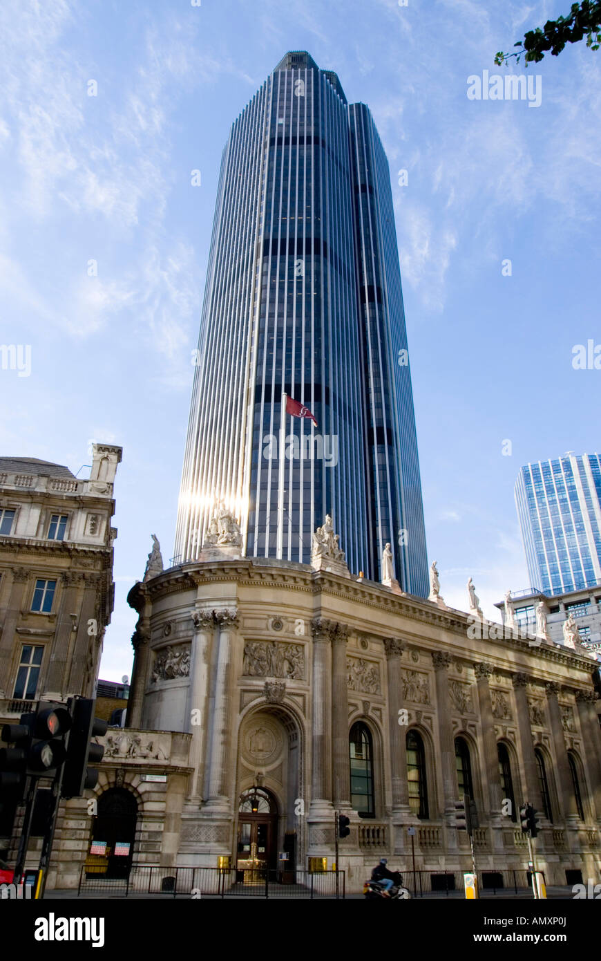 Low angle view of skyscraper, Tower 42, Cornhill, City of London, City ...