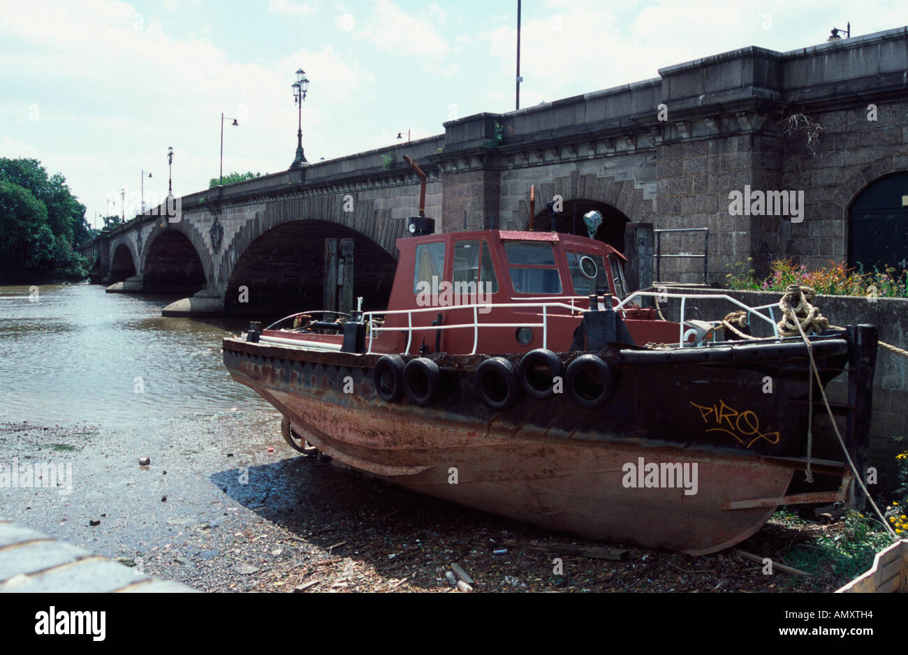 Kew bridge from river hi-res stock photography and images - Alamy