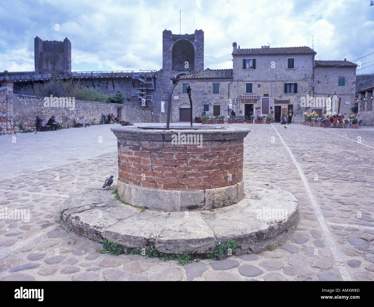 Old brick well hi-res stock photography and images - Alamy