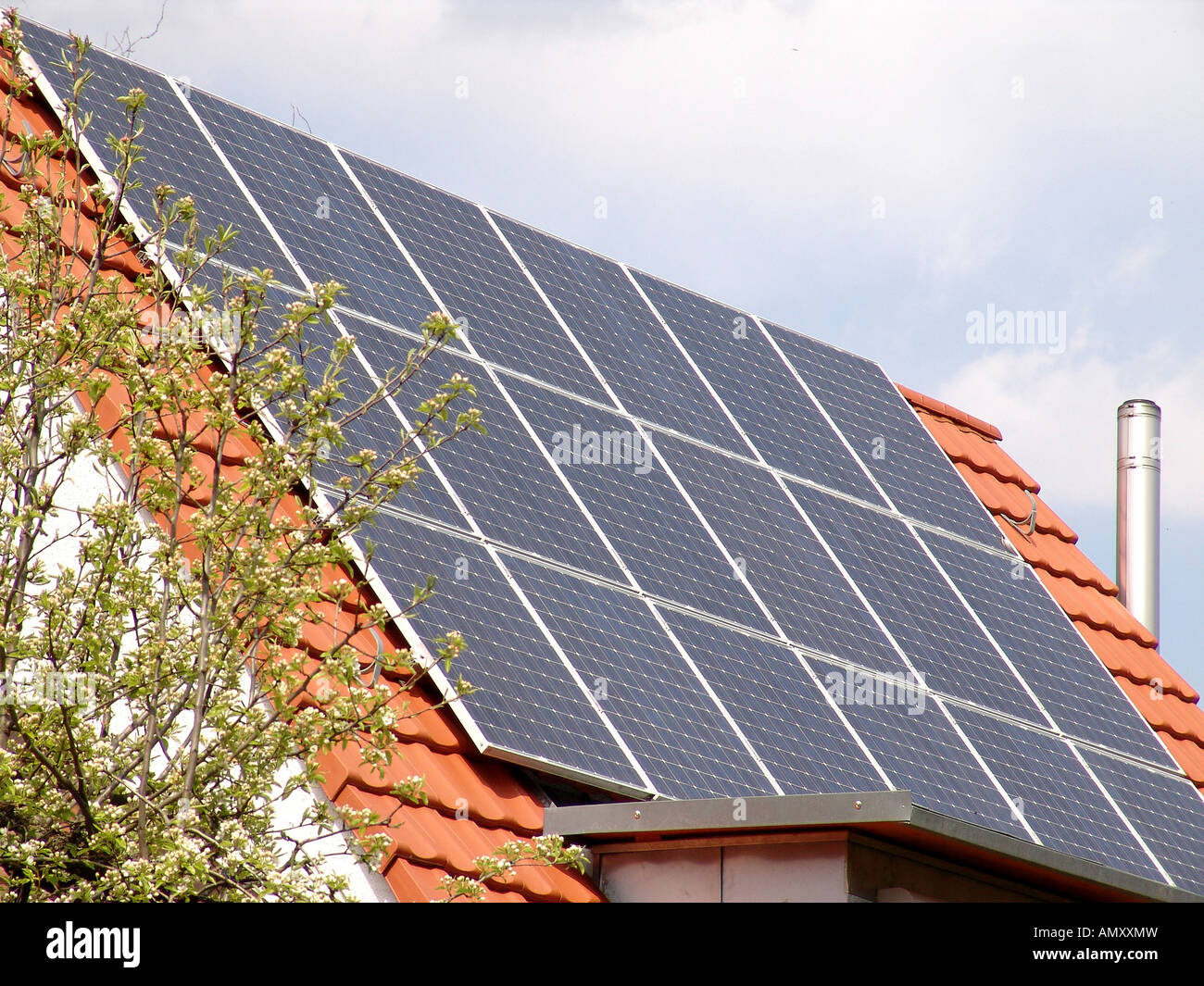 Solar panel house north america hi-res stock photography and images - Alamy