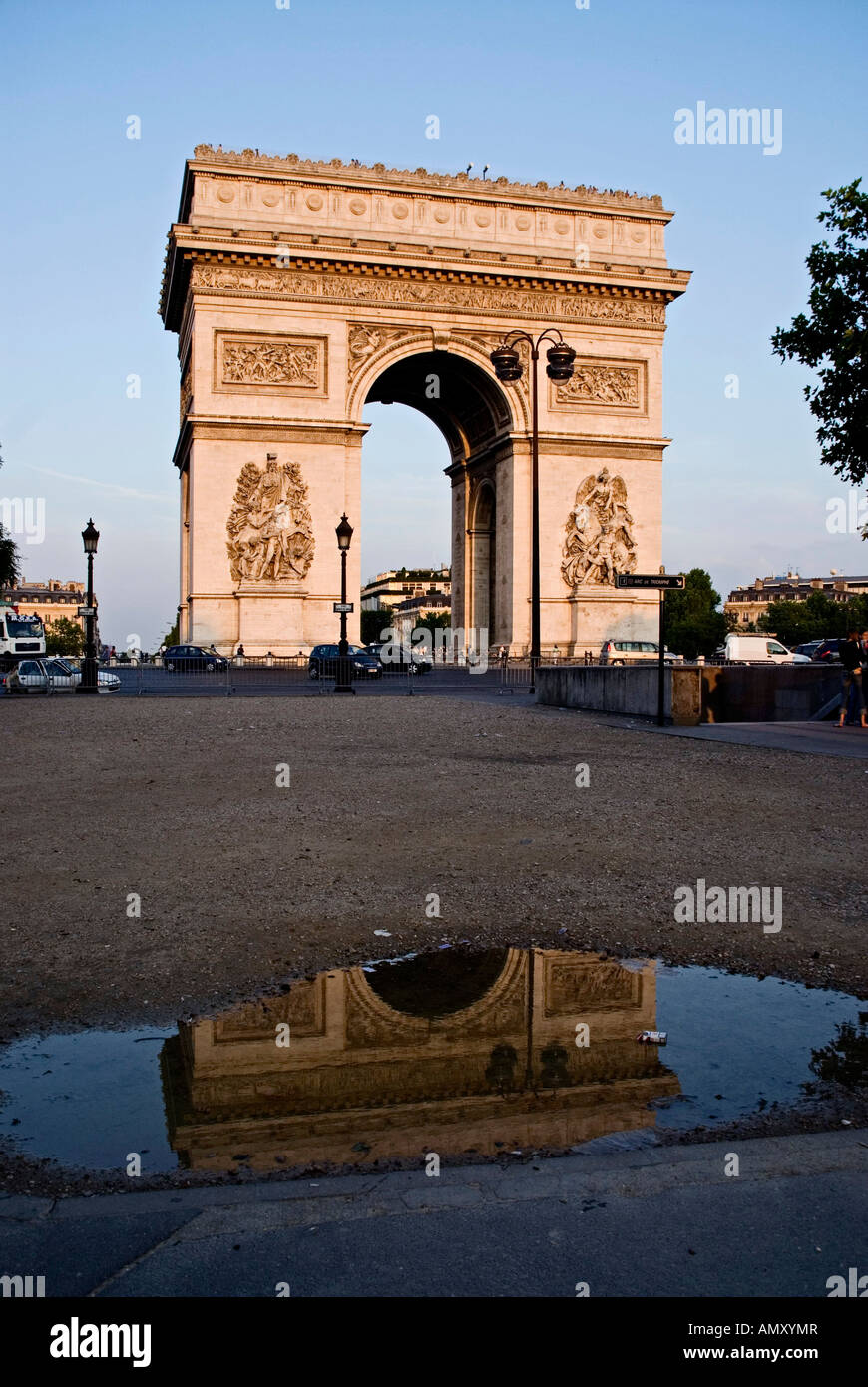 Archway reflected in puddle water, Arc de Triomphe, Paris, France Stock ...