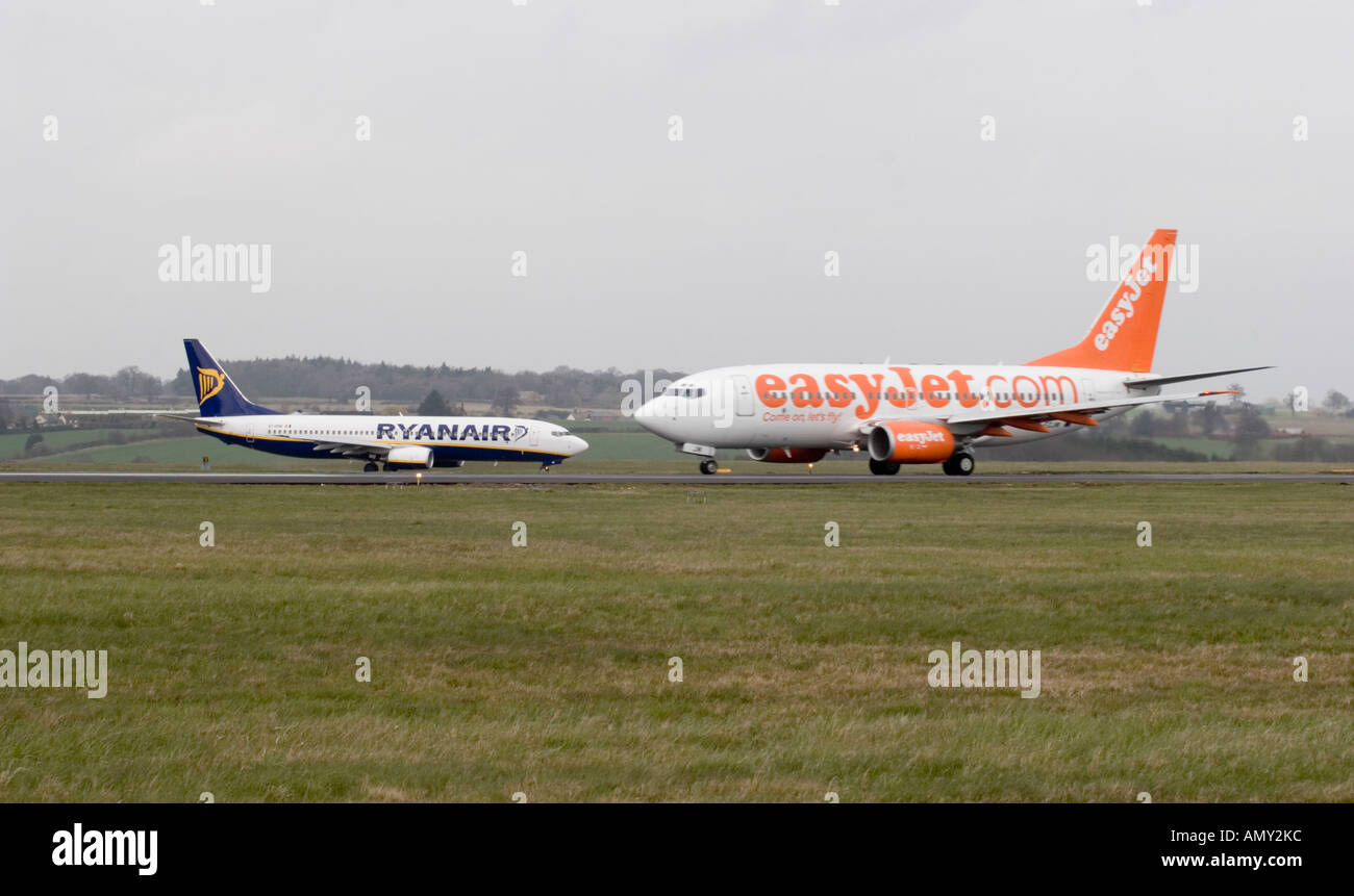 Easyjet planes luton airport hi-res stock photography and images - Alamy