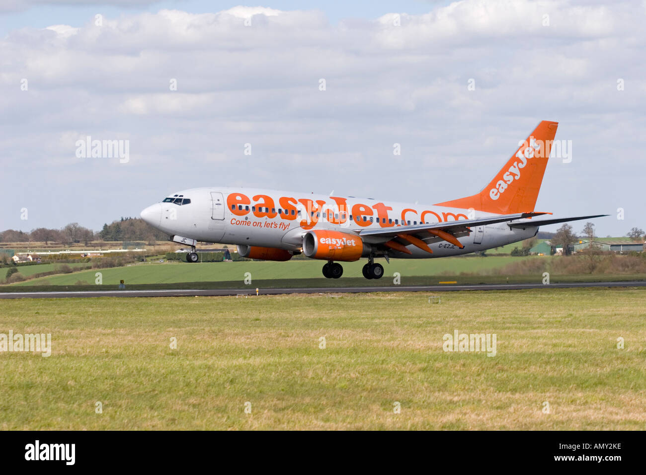 Easyjet 737 landing - Luton Airport - Bedfordshire Stock Photo - Alamy