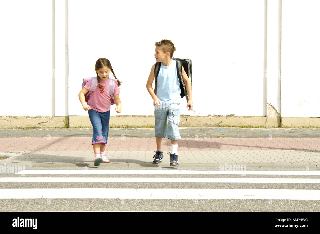 Children crossing the road hi-res stock photography and images - Alamy