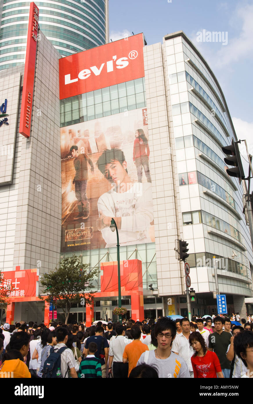 China Shanghai Nanging Donglu shopping area Stock Photo - Alamy