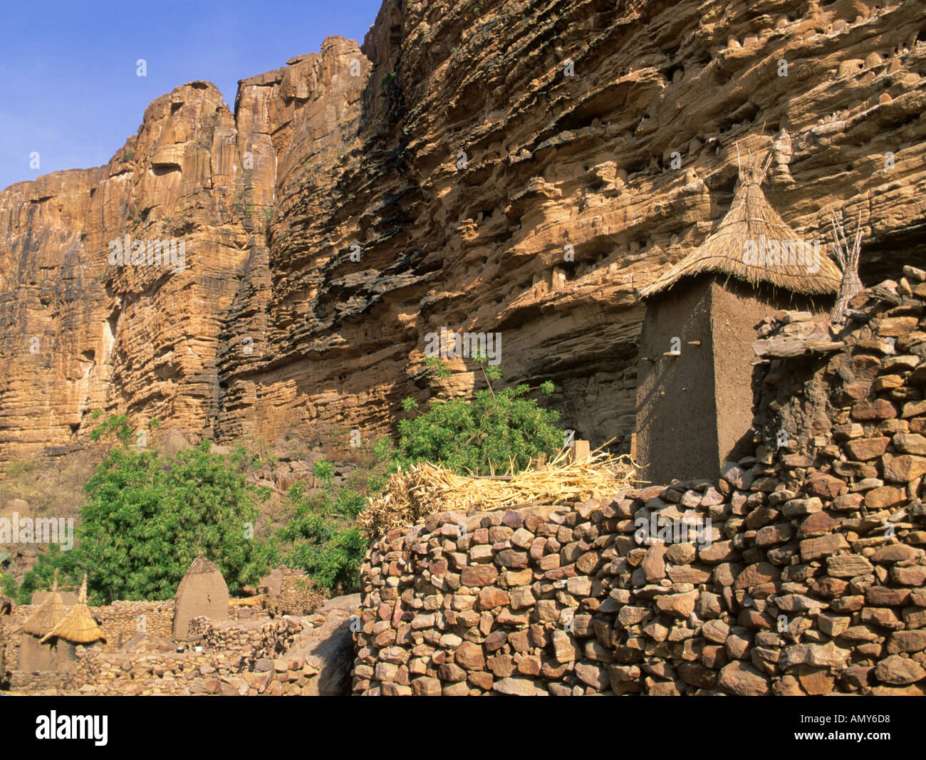 Bandiagara escarpment cliff granary hi-res stock photography and images ...