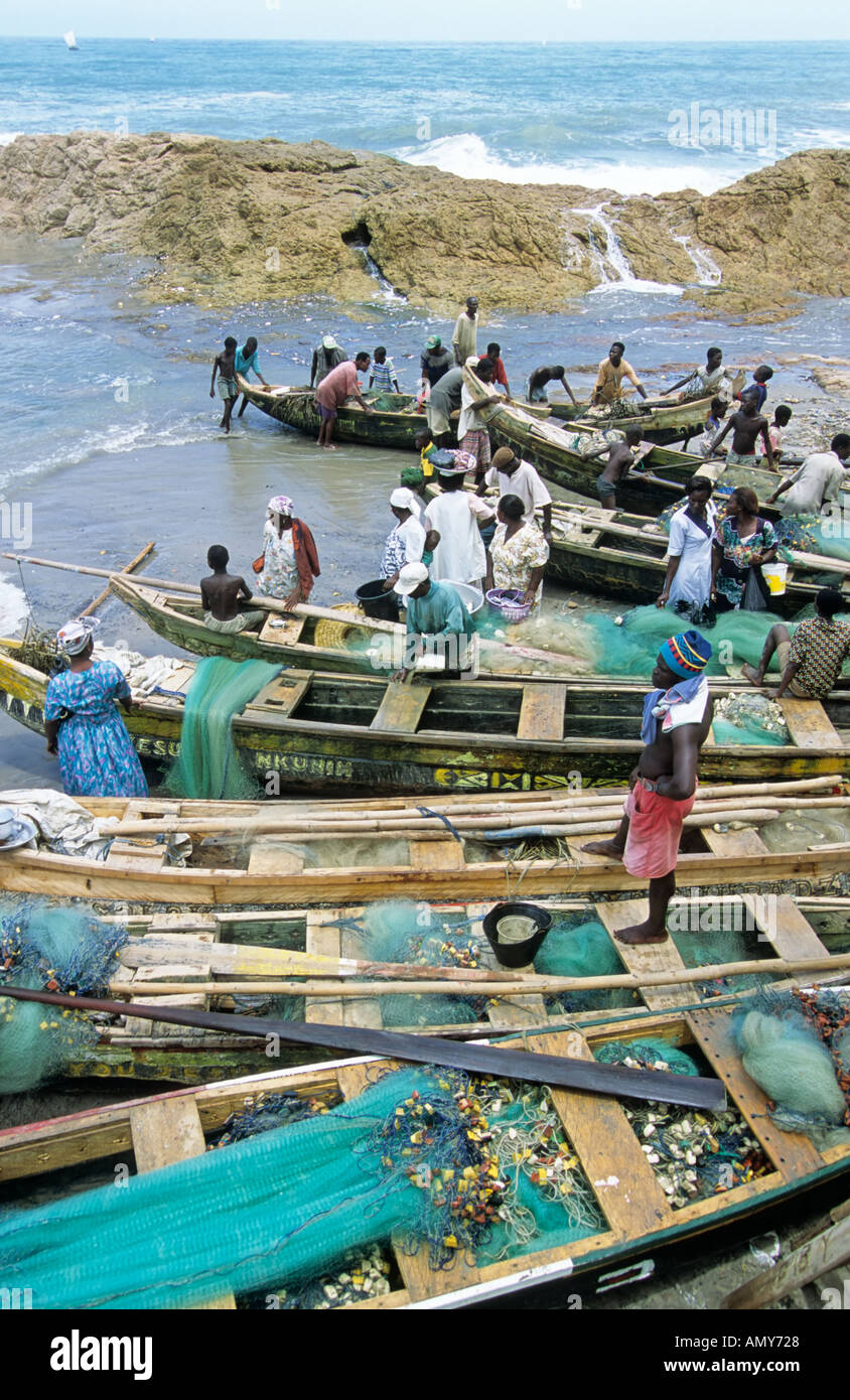 Ghanaian fishing boats hi-res stock photography and images - Alamy