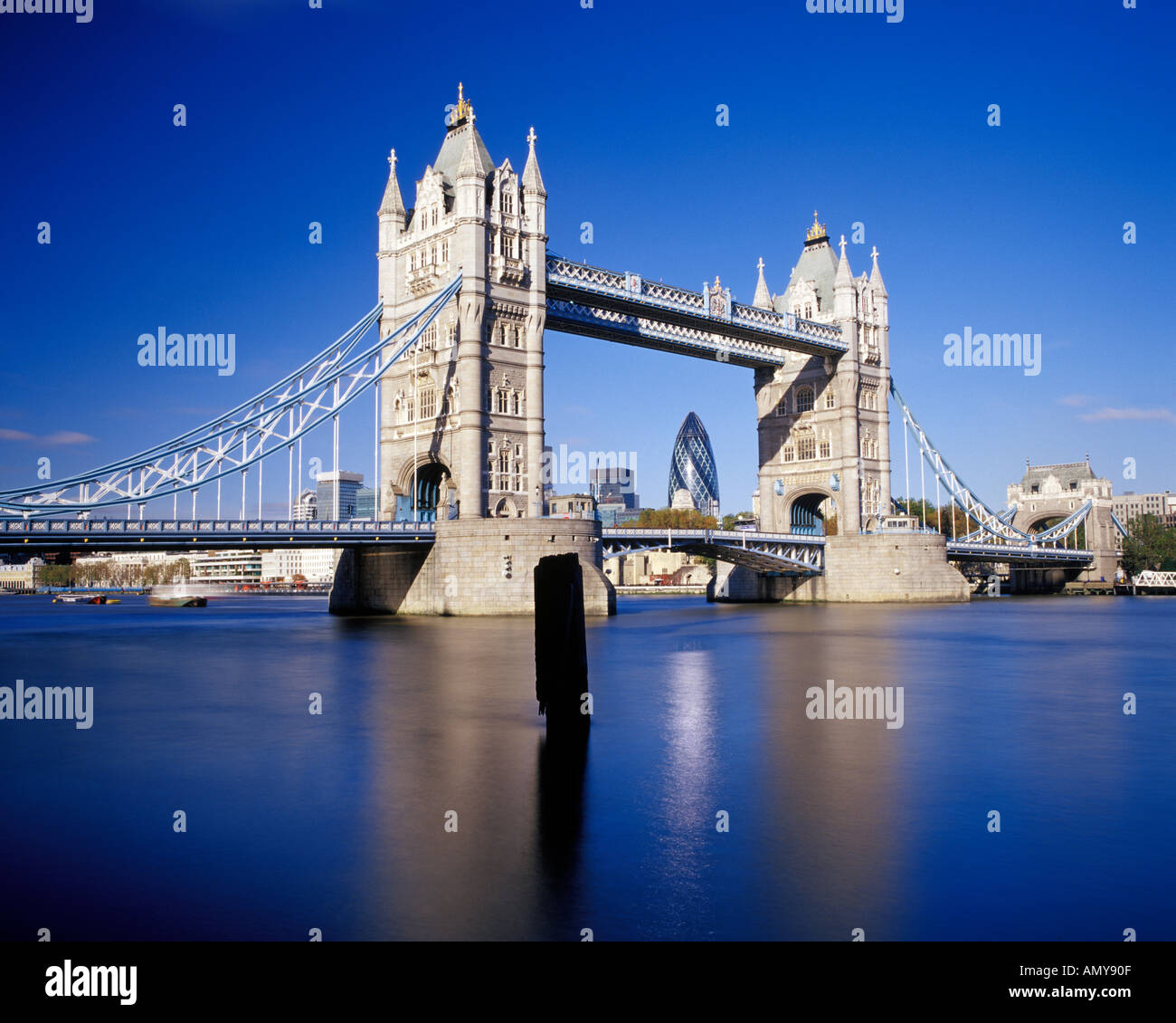 Mooring london bridge hi-res stock photography and images - Alamy