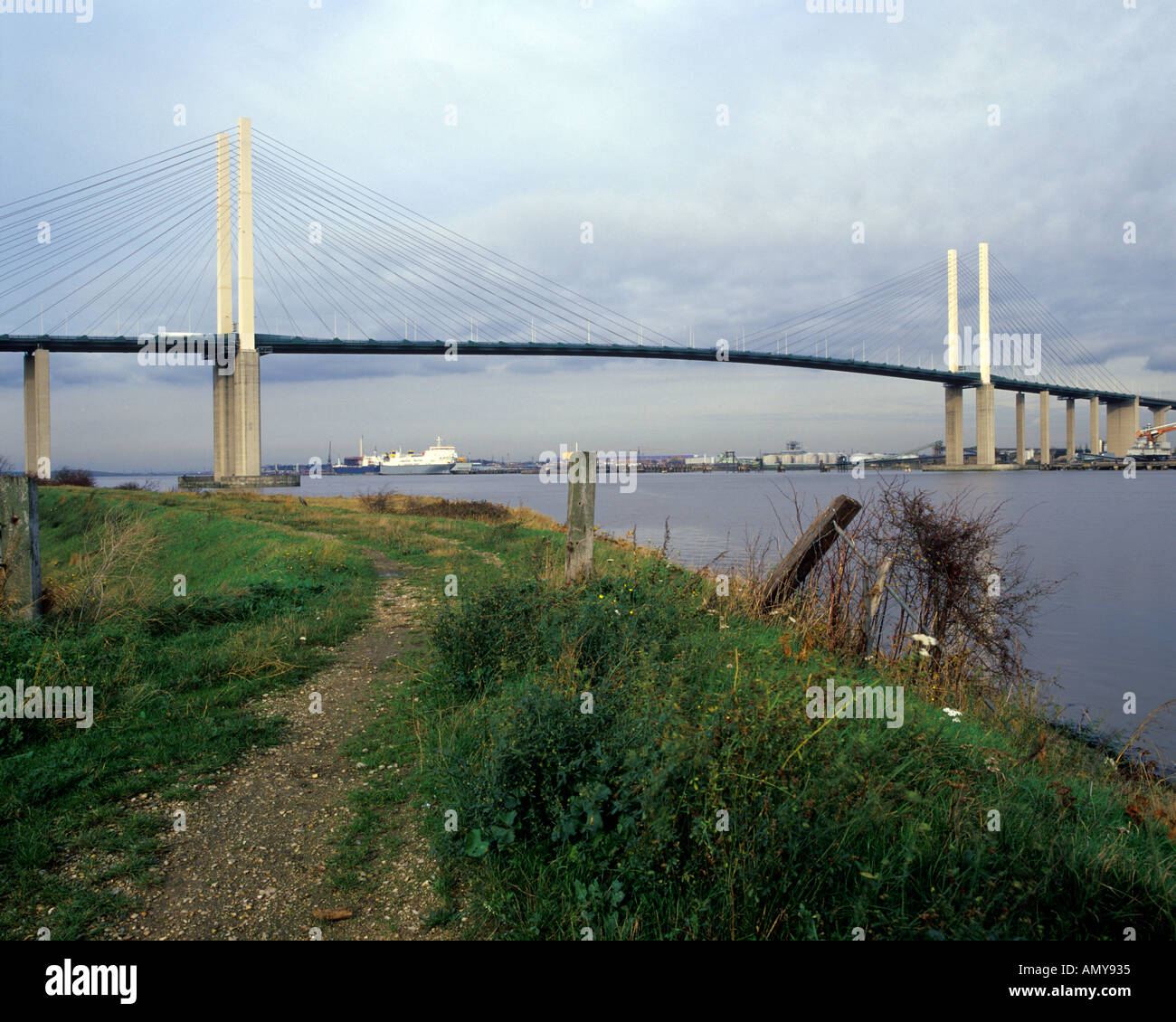 Qe2 suspension bridge dartford crossing hi-res stock photography and ...