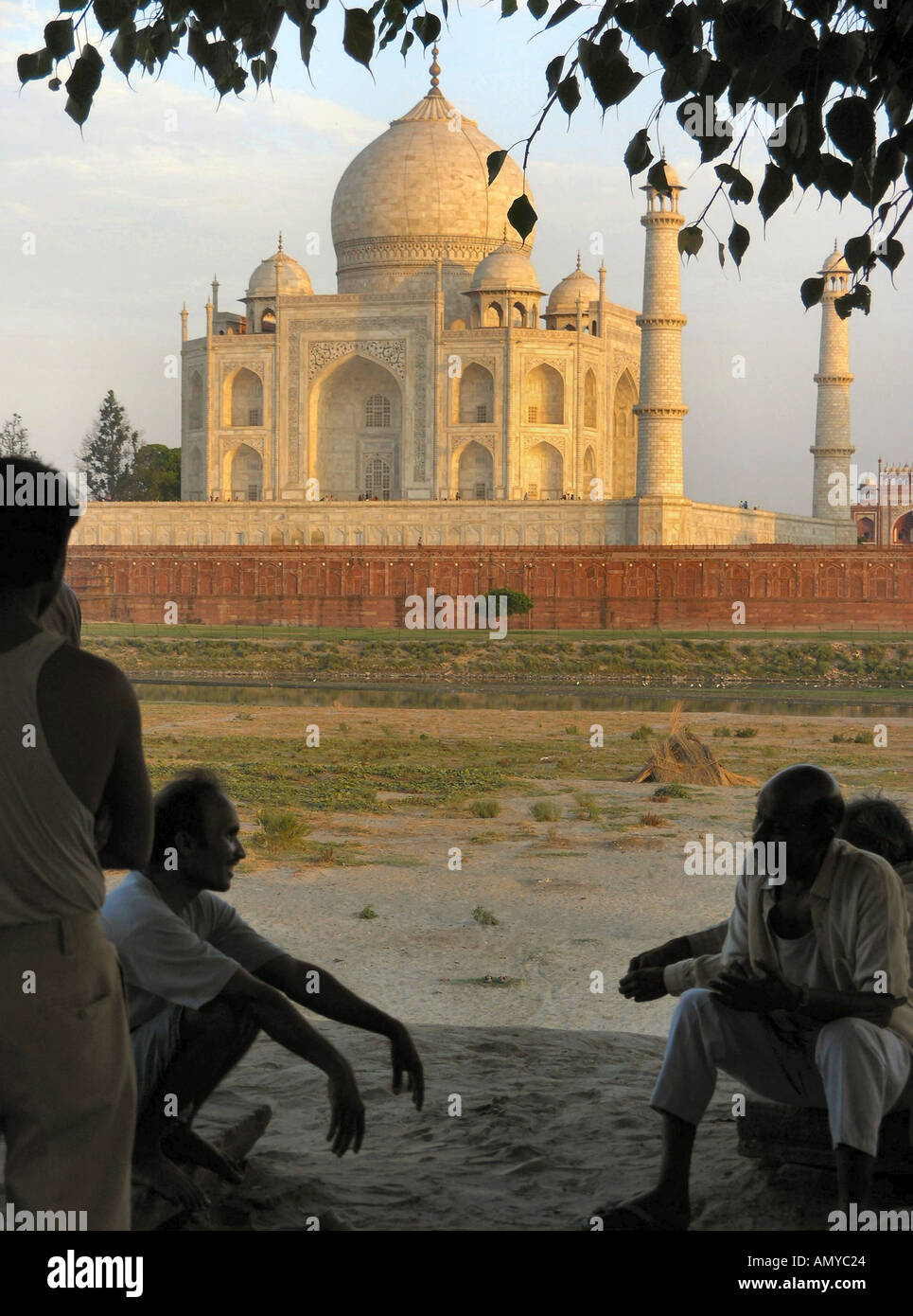 Taj mahal with indian workers in the foreground hi-res stock ...