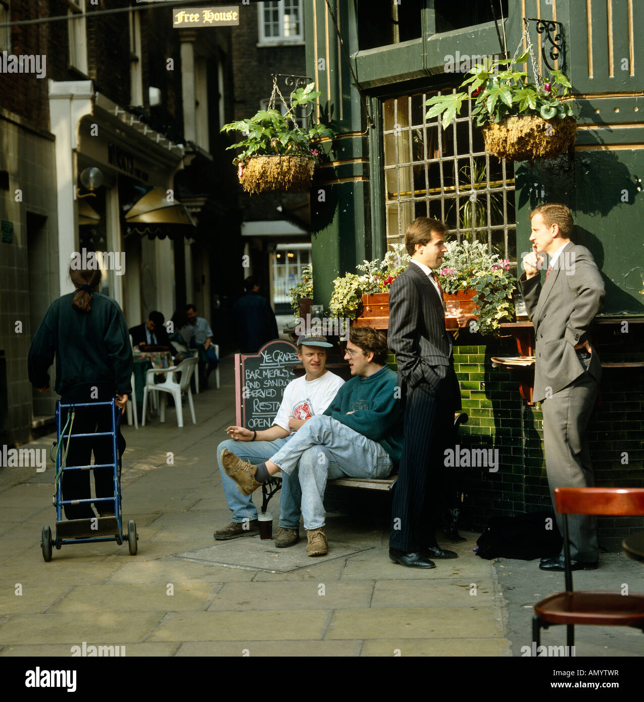 PINT OF BEER AFTER WORK IN LONDON PUB Stock Photo - Alamy