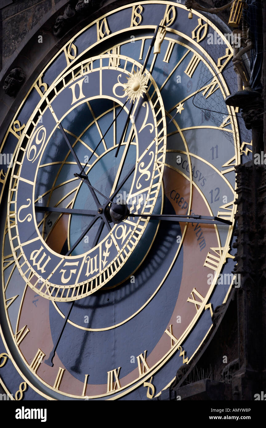 Clock face vertical hi-res stock photography and images - Alamy