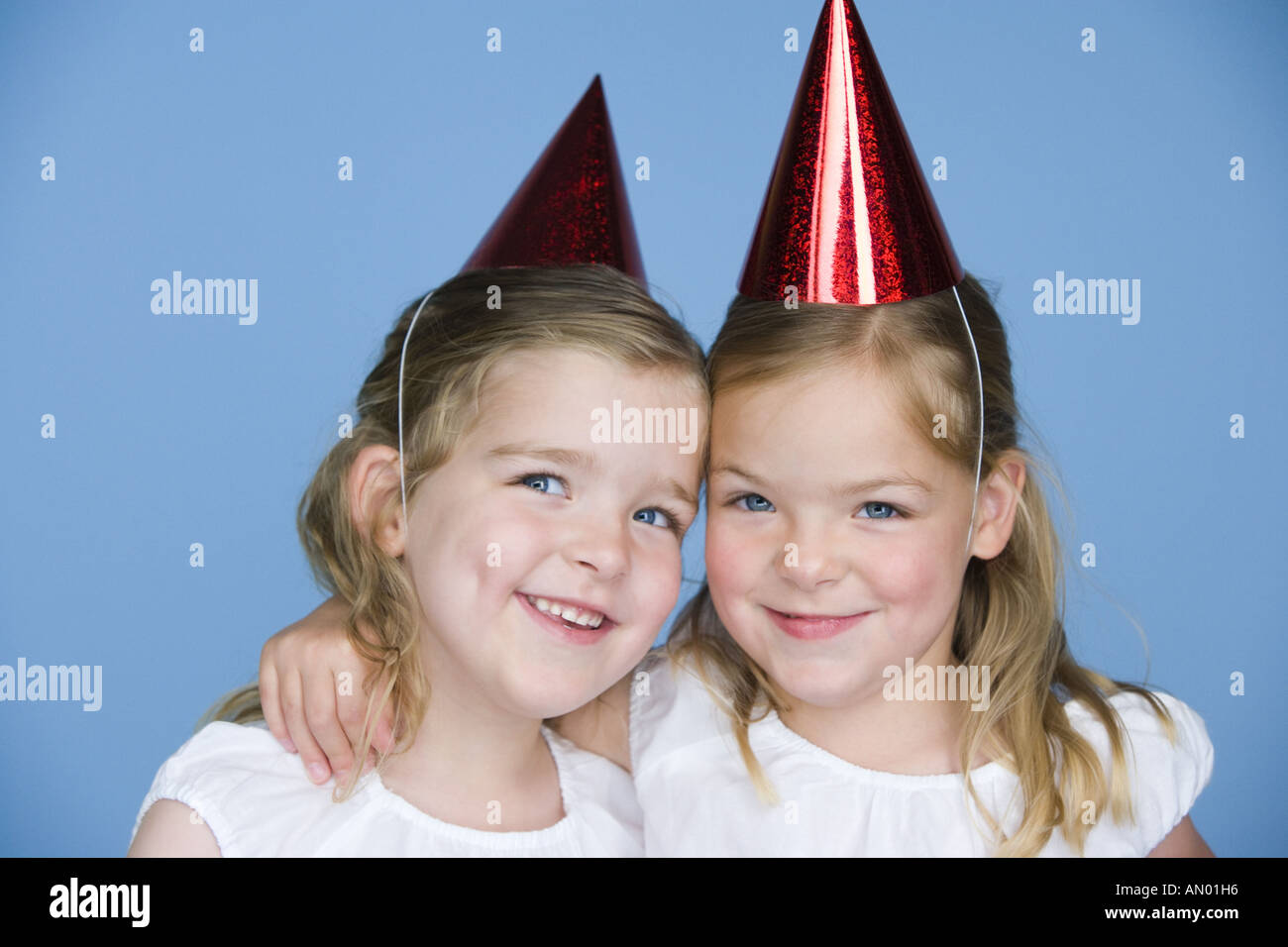 Close up of two sisters hugging each other and smiling Stock Photo - Alamy