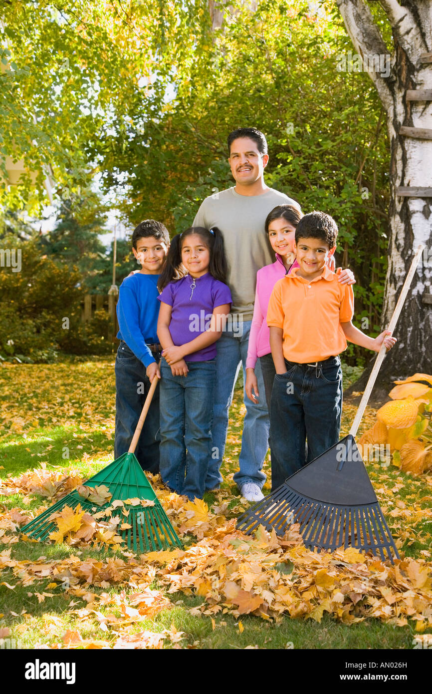 Raking leaves family hi-res stock photography and images - Alamy