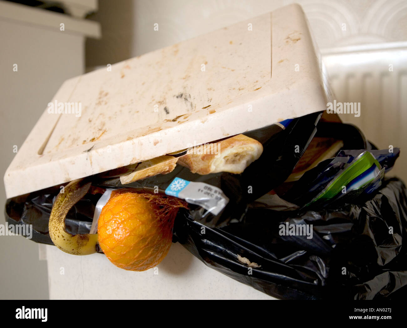Overfilled bin kitchen hi-res stock photography and images - Alamy