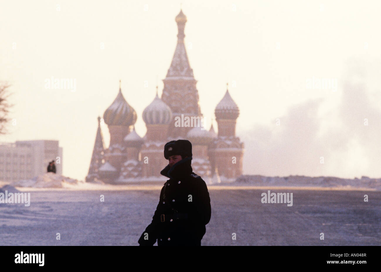 RUSSIAN GUARD OUTSIDE THE KREMLIN Stock Photo - Alamy