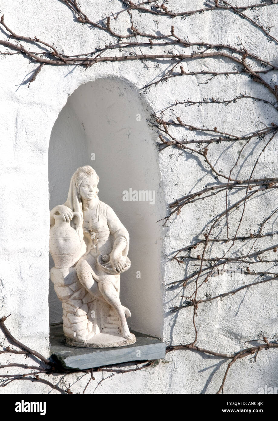 Peasant girl statue hi-res stock photography and images - Alamy