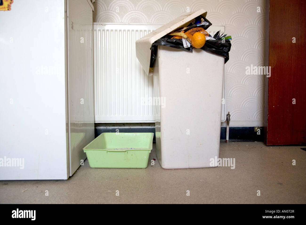Full kitchen bin hi-res stock photography and images - Alamy