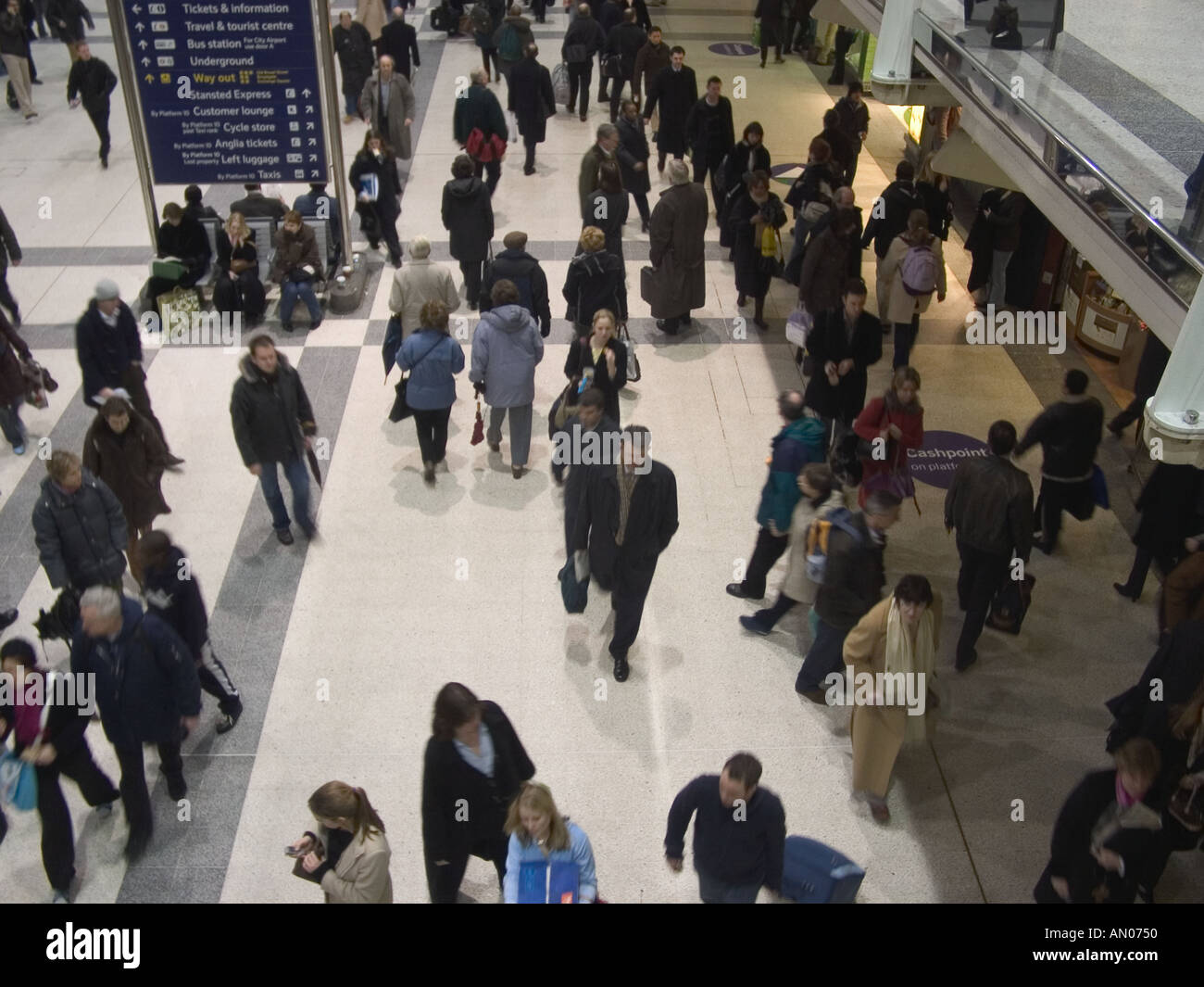 Commuters wait liverpool street station hi-res stock photography and ...