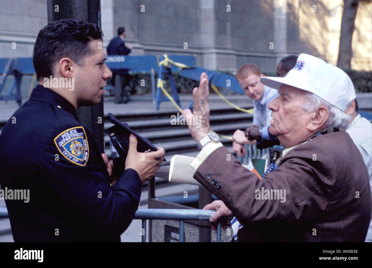 Manhattan man arguing with New York police officer Stock Photo - Alamy