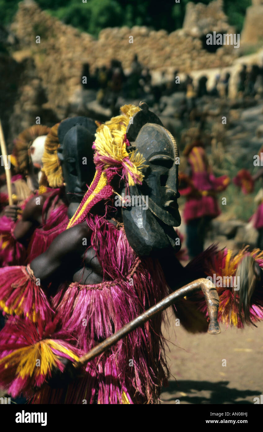 Mali dama festival in ireli masked tribal dancers hi-res stock ...