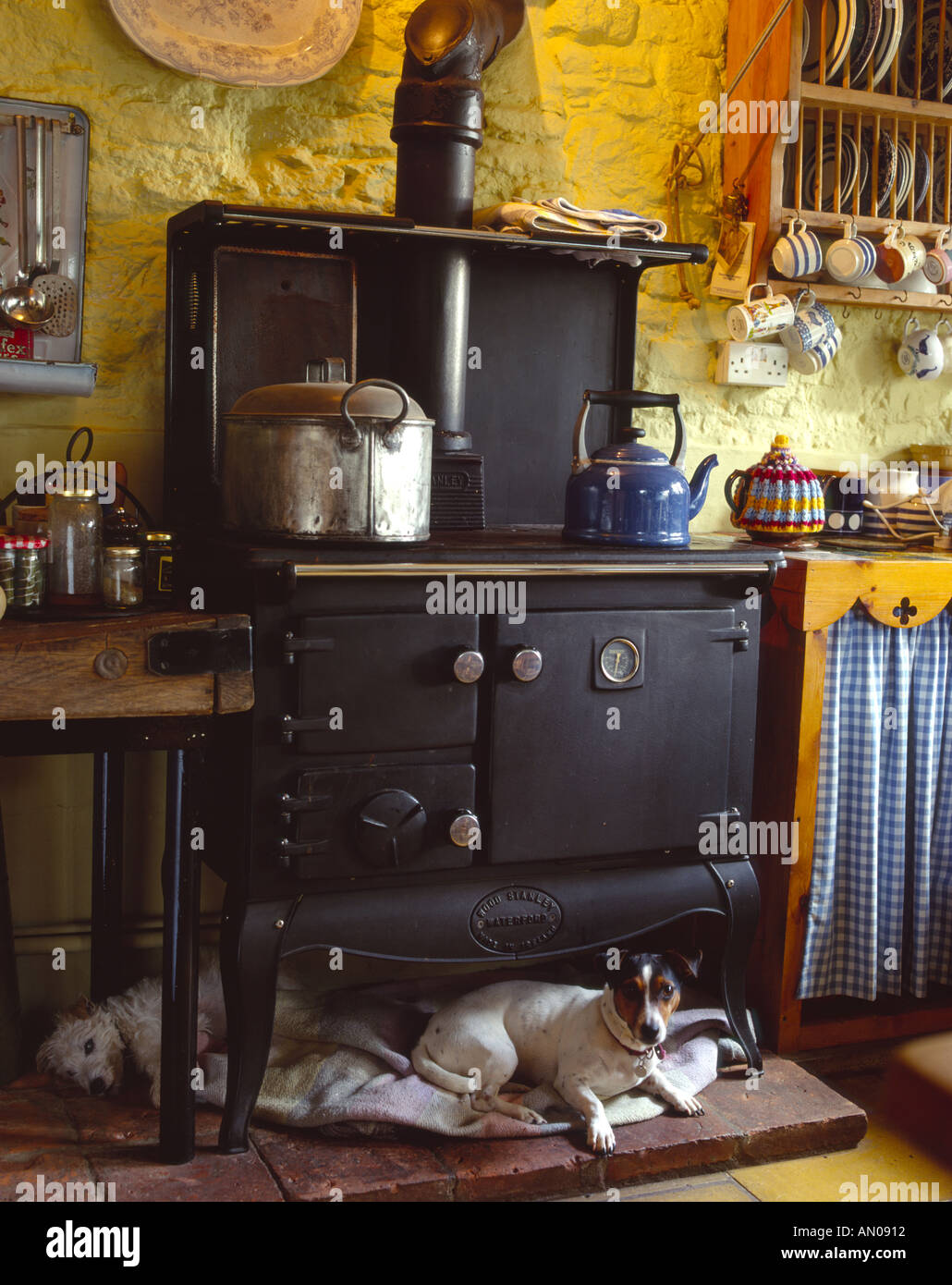 Farmhouse kitchen range cooker hi-res stock photography and images - Alamy