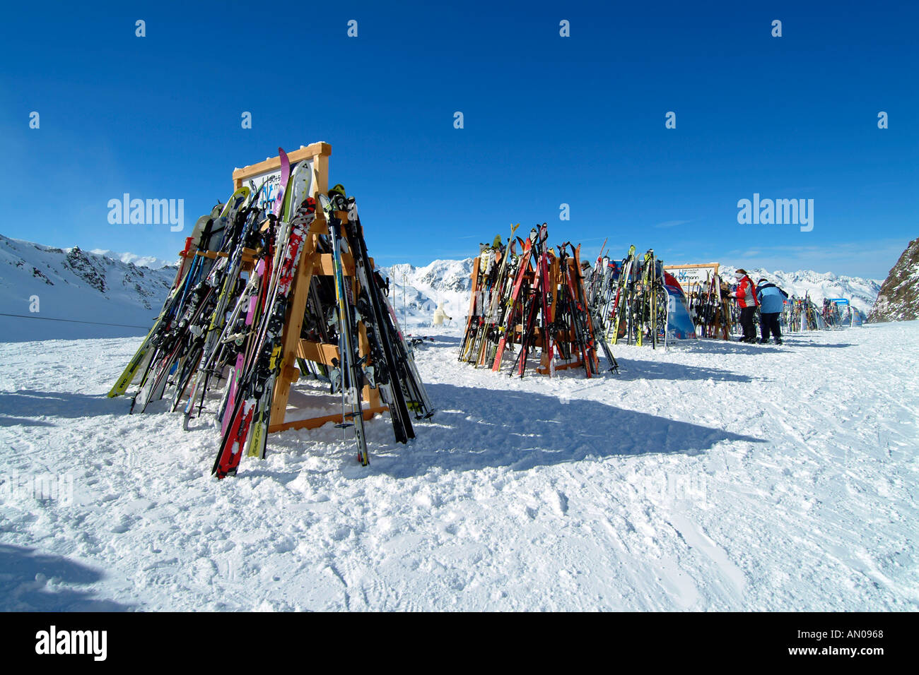 Ski racks hi-res stock photography and images - Alamy