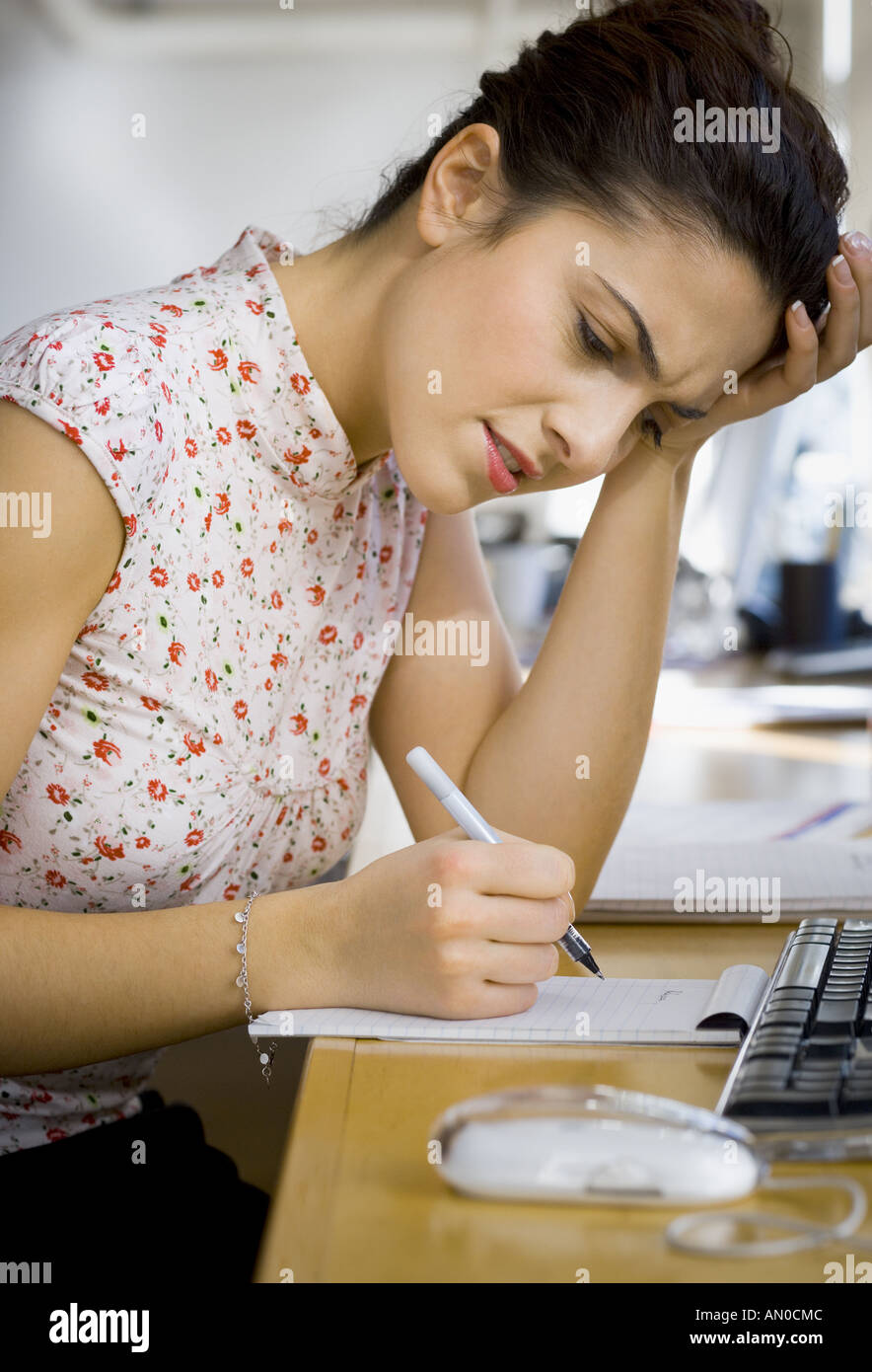 Note brune hi-res stock photography and images - Alamy