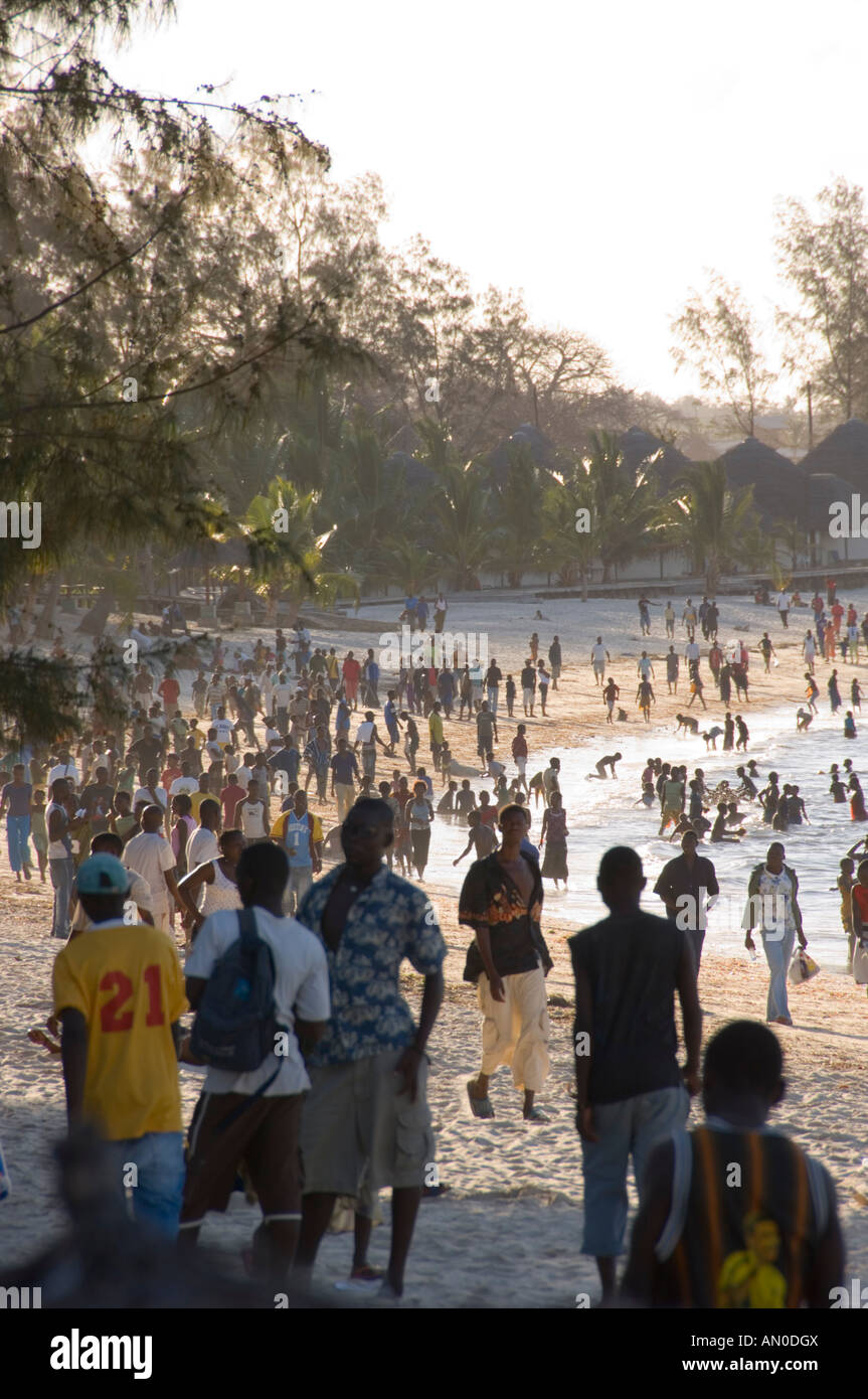 Weekend crowd on the beach of Praia de Wimbi , Pemba, Mozambique Stock ...