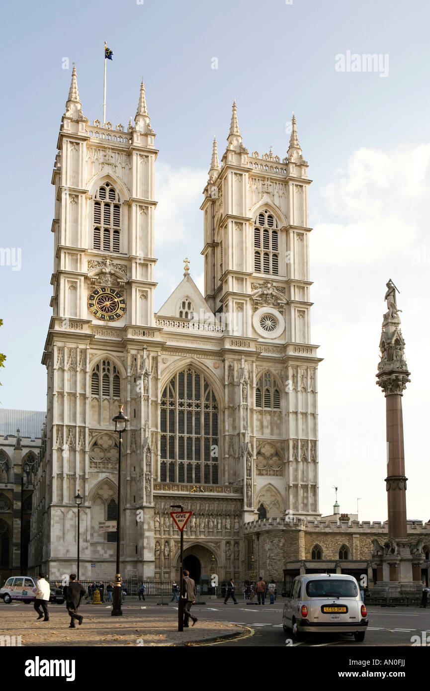 UK London Westminster Abbey towers above the West Porch Stock Photo - Alamy