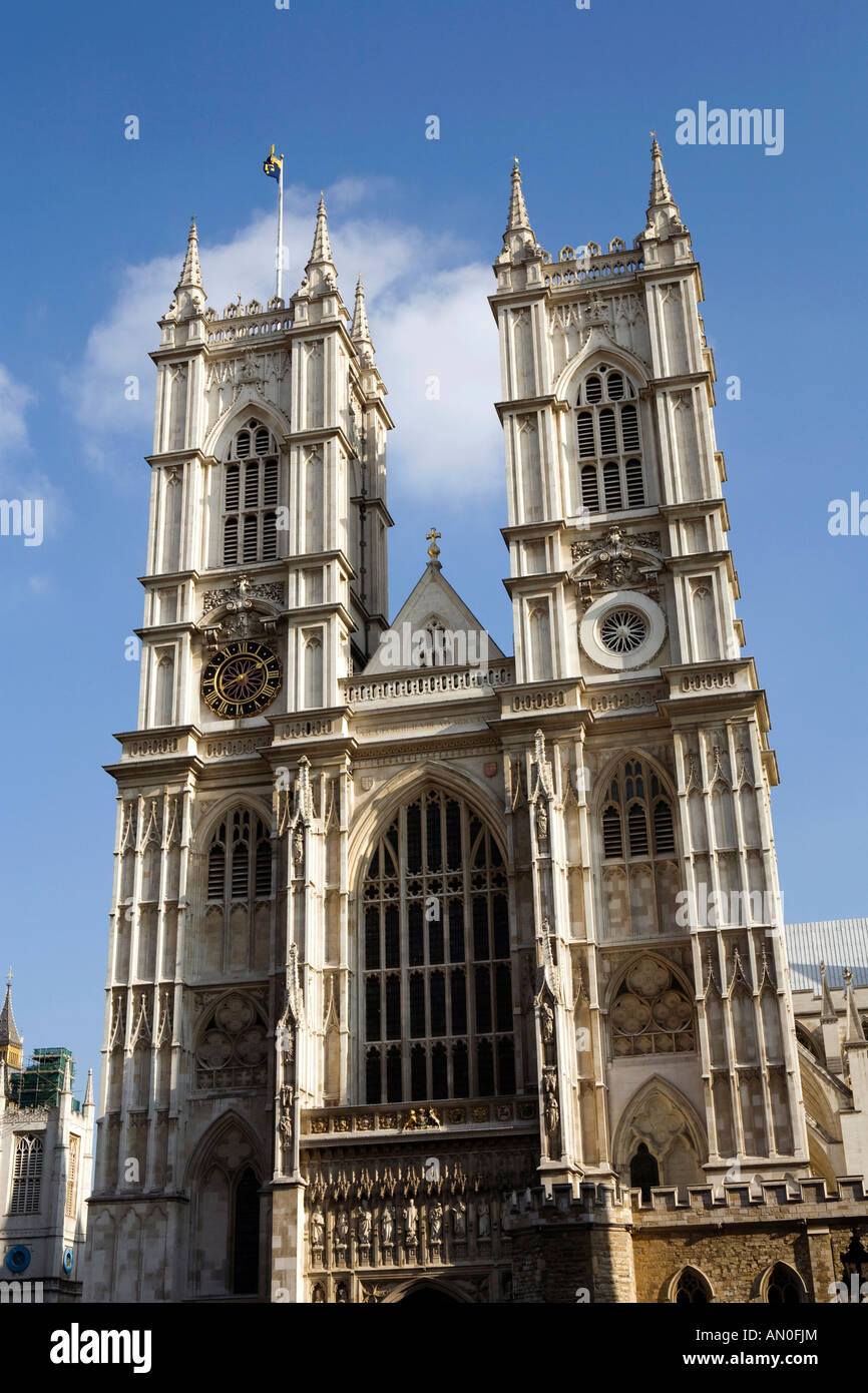 UK London Westminster Abbey towers above the West Porch Stock Photo - Alamy