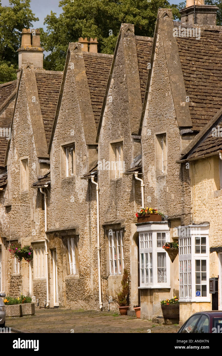 Corsham flemish weaver's cottages hi-res stock photography and images ...